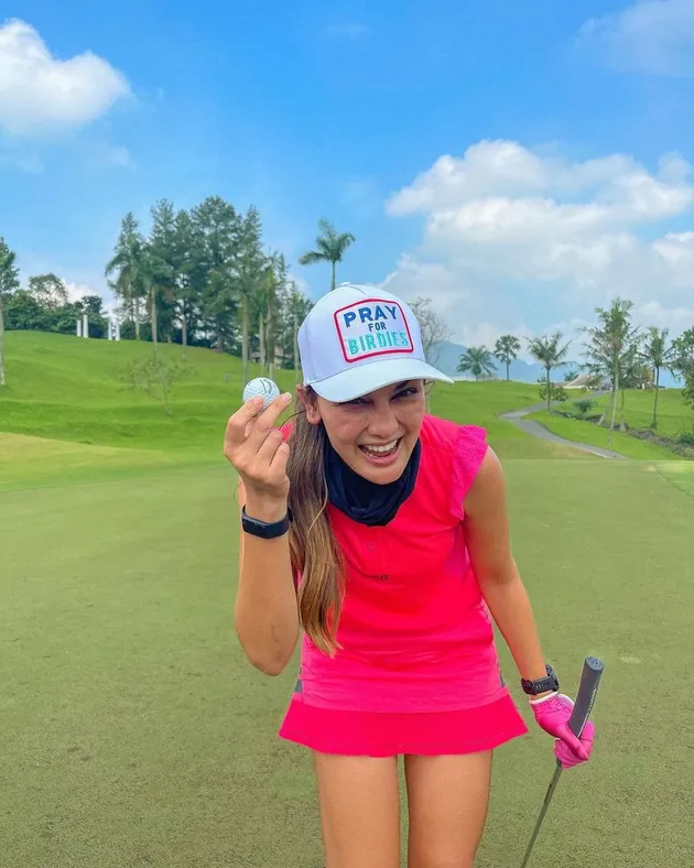 8 Photos of Luna Maya Playing Golf, Her Appearance is Praised by Netizens