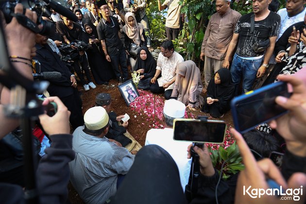8 Potret Momen Pemakaman Jhonny Iskandar, Diiringi Isak Tangis Keluarga ... 8 Potret Momen Pemakaman Jhonny Iskandar, Diiringi Isak Tangis Keluarga ...