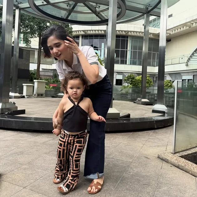 8 Photos of Tissa Biani and Dul Jaelani Caring for Briella Baby Samson ...