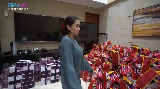 9 Photos of Nagita Slavina Sharing Hampers with All RANS Staff, Some ...