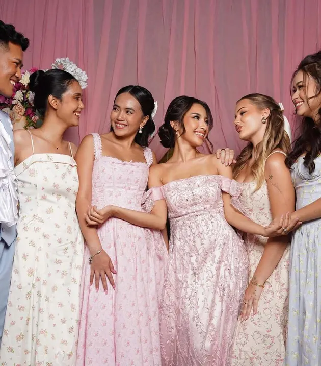 9 Potret Rebecca Klopper di Acara Bridesmaid Proposal Jennifer Coppen ...