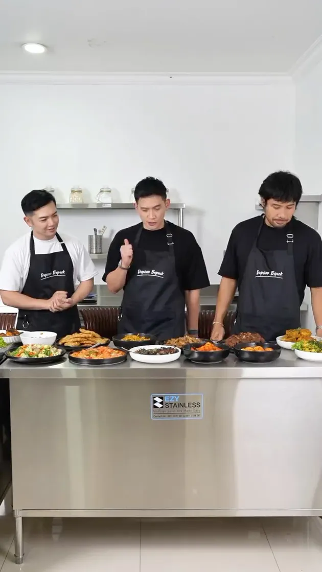 Aksi Chicco Jerikho, Nicky Tirta, dan Rezky Aditya Masak Bareng ...