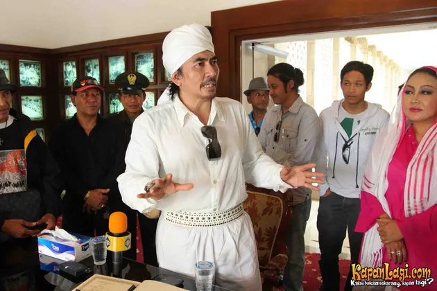 Aa Gatot Brajamusti Ziarah ke Makam Pahlawan Kalibata - KapanLagi.com