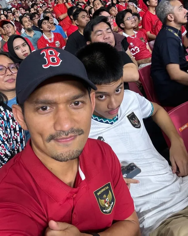 8 Gaya Selebriti Totalitas Pakai Jersey Timnas Saat Nobar Indonesia vs ... 8 Gaya Selebriti Totalitas Pakai Jersey Timnas Saat Nobar Indonesia vs ...