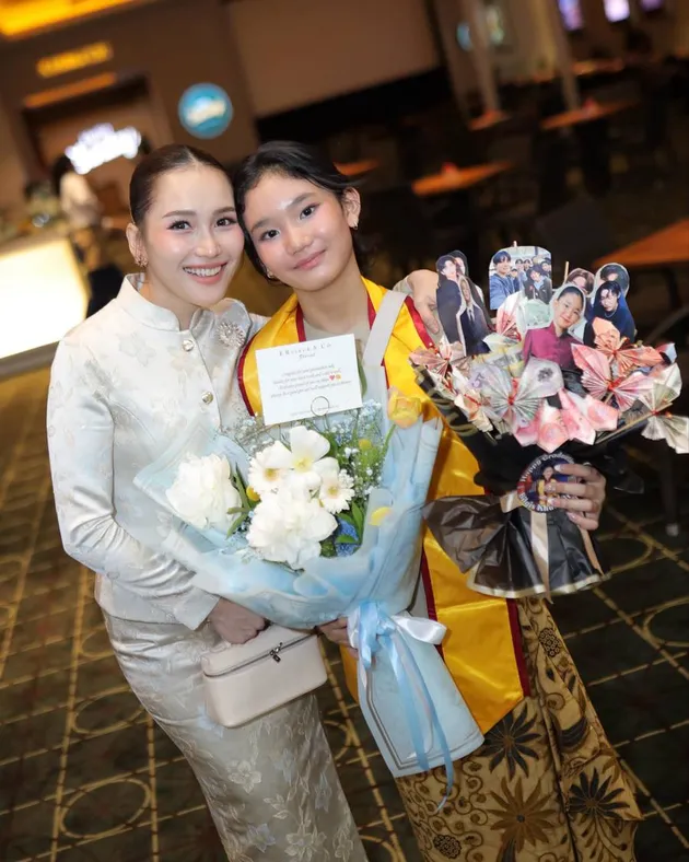 Bilqis Looks Beautiful at Her Graduation Moment, Ayu Ting Ting ...