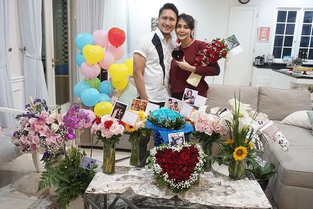 Deretan Foto Bukti Arie Untung - Fenita Suami Istri Yang Kompak ...