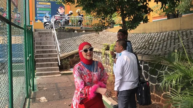 Disorot Usai Gunakan Ponsel di Lemhanas, 8 Potret Venna Melinda Beri Dukungan Pada Verrell ...