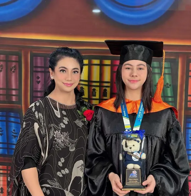 Elif Anak Siti Rahmawati Wisuda SD, Beri Hadiah Spesial Buat Sang Ibu ...