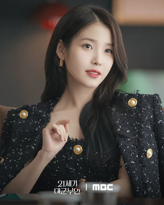 Fashion IU Sebagai Seong Heeju di 'Perfect Crown', Elegan Sampai Casual ...