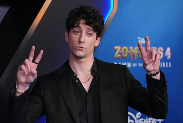 Handsome Photos of Milo Manheim, the Actor Playing Flynn Rider in ...