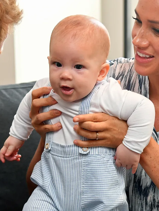 PHOTO: Funny Style of Baby Archie during Royal Tour Debut in Africa, So ...