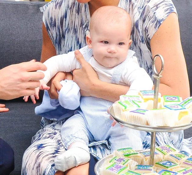 PHOTO: Funny Style of Baby Archie during Royal Tour Debut in Africa, So ...