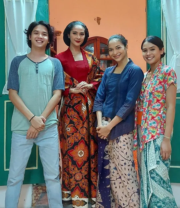 Photo of Maudy Koesnaedi with Maudy Ayunda and Putri Marino, Like a ...
