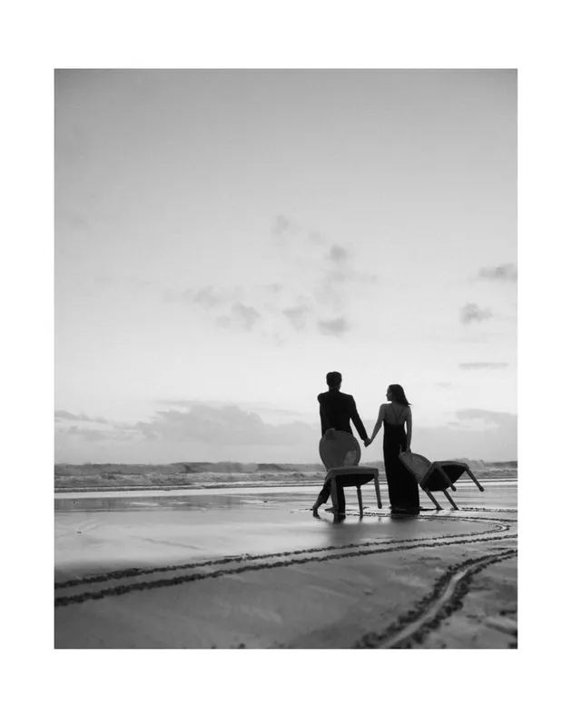 7 Pre-wedding Photos of Ranty Maria and Rayn Wijaya on the Beach ...