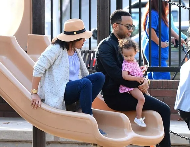 FOTO: Romantis! Chrissy Teigen & John Legend Piknik di Taman ...