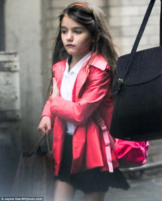 Foto Suri Cruise Kenakan Seragam Sekolah Pertama Kali - KapanLagi.com Foto Suri Cruise Kenakan Seragam Sekolah Pertama Kali - KapanLagi.com