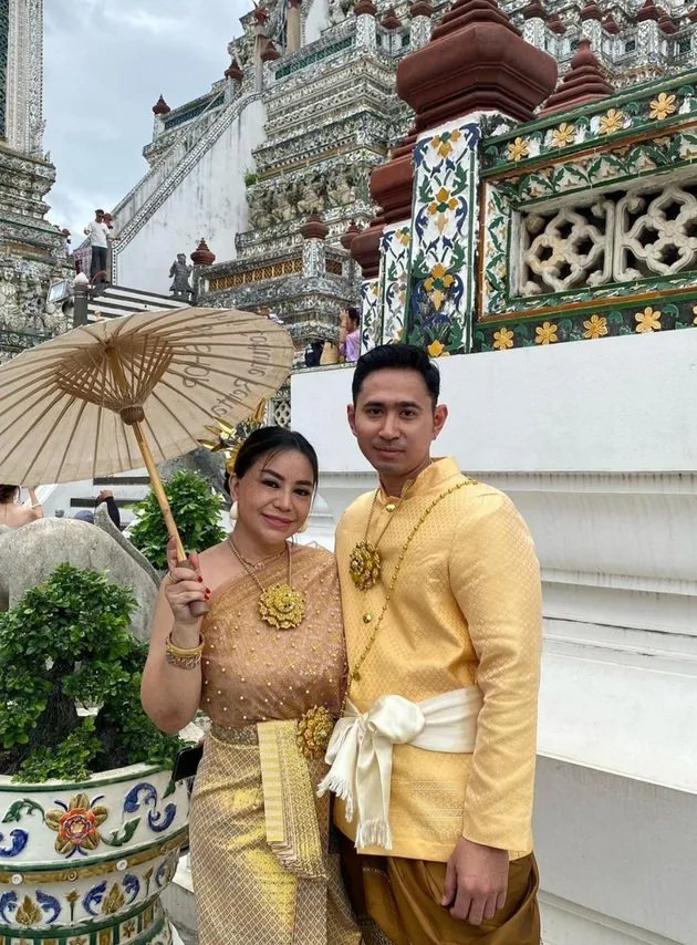 Don't Want to Bother, 8 Photos of Annisa Bahar Enjoying Having a Young ...