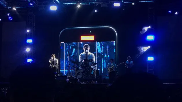 Hindia Tampil dengan Gaya Baru, Bawakan Setlist dari Album Terbarunya ...