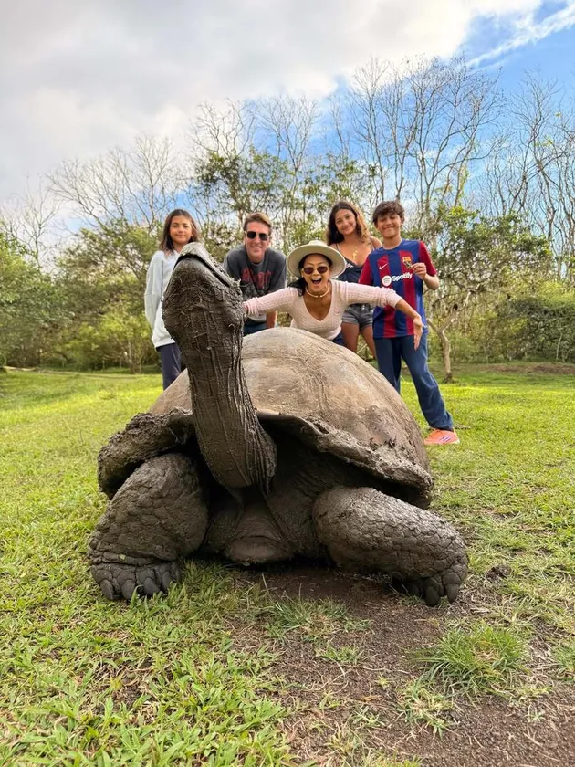Indah Kalalo Ajak Keluarga Liburan ke Galapagos, Lihat Kura-kura ...