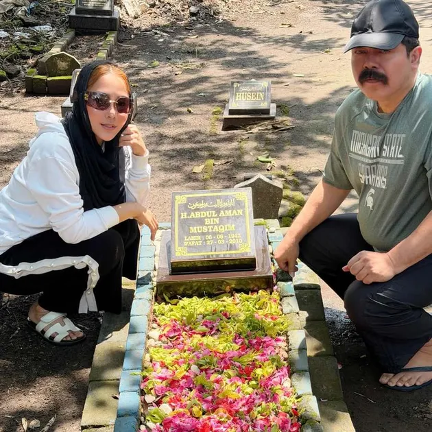 Inul Daratista Ziarah ke Makam Orang Tua, Teringat Pesan Sang Ayah ...
