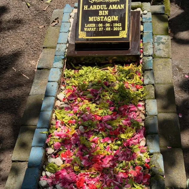 Inul Daratista Visits the Grave of Her Parents, Remembers Her Father's ...