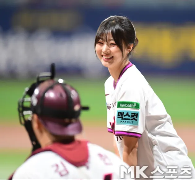 Jihyo TWICE and Her Sister Lee Haeum Capture Attention at the Baseball ...