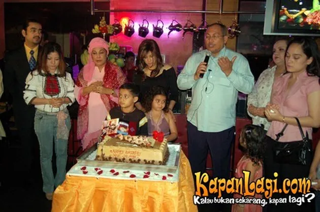 Jane Salimar Rayakan Pesta - KapanLagi.com