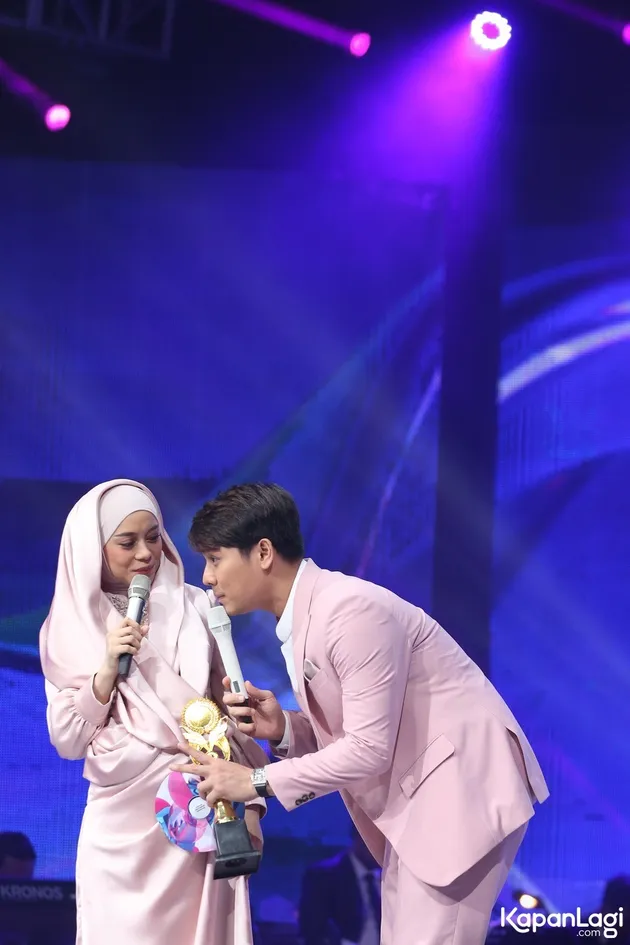 Makin Protektif, Ini 10 Potret So Sweet Rizky Billar dan Lesti Kejora Saat di Panggung - Sang ...