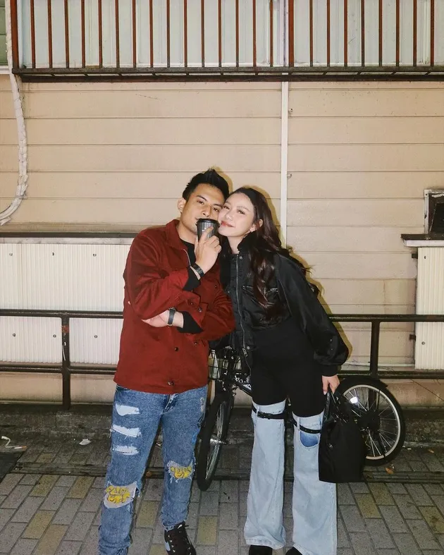 More Often Showing Affection, 8 Photos of Okin Inviting Girlfriend on ...