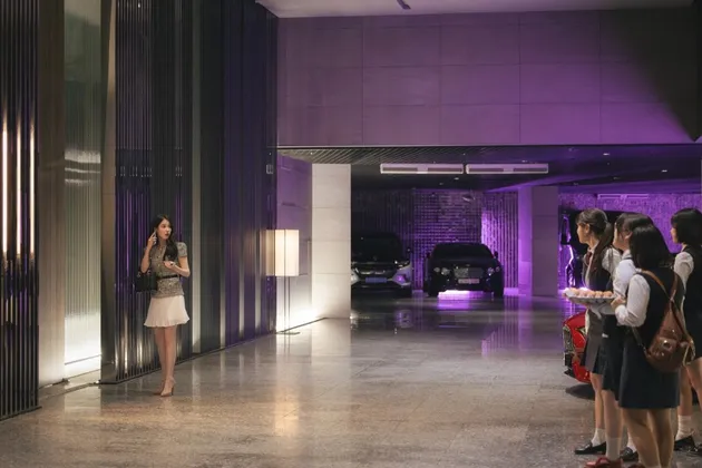 Mercedes-Benz Sediakan 13 Mobil Mewah untuk Drama IU & Byeon Woo Seok ...