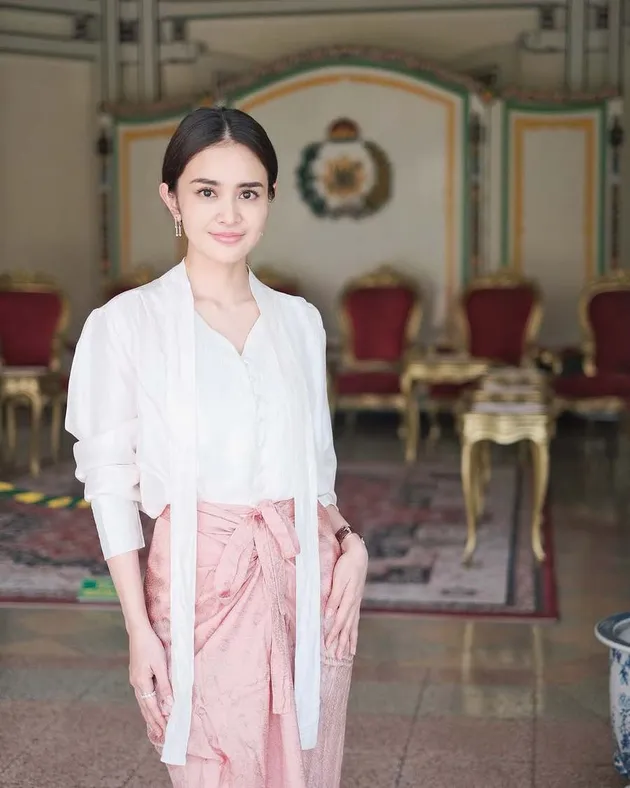 Michelle Ziudith Looks Charming in All-White Outfit, Her Beauty Like a ...