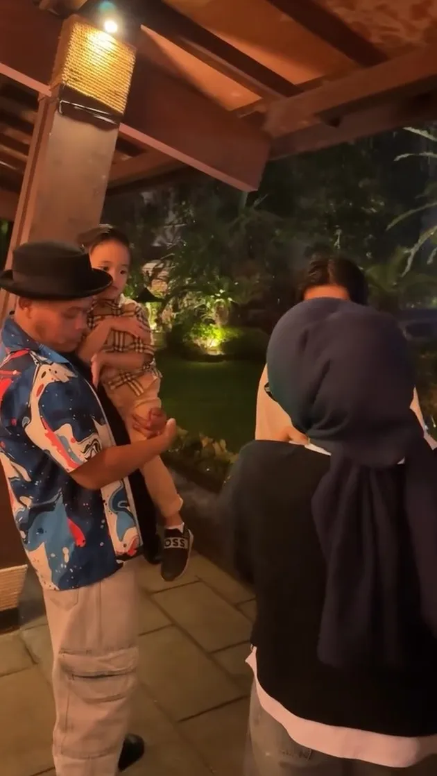 The Moment of Putri Delina and Adzam the Younger Sibling at Mahalini's ...