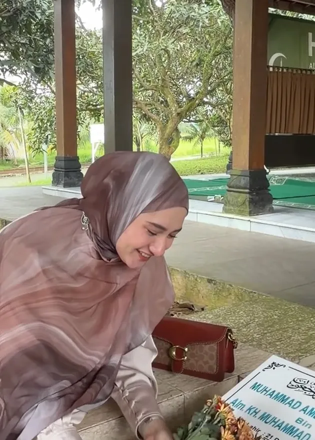 Nadzira Shafa Visits the Grave of Ameer Azzikra Ahead of Ramadan 2026