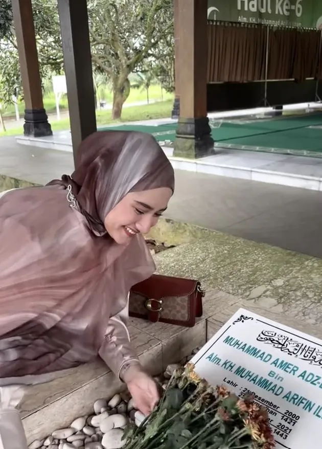 Nadzira Shafa Visits the Grave of Ameer Azzikra Ahead of Ramadan 2026