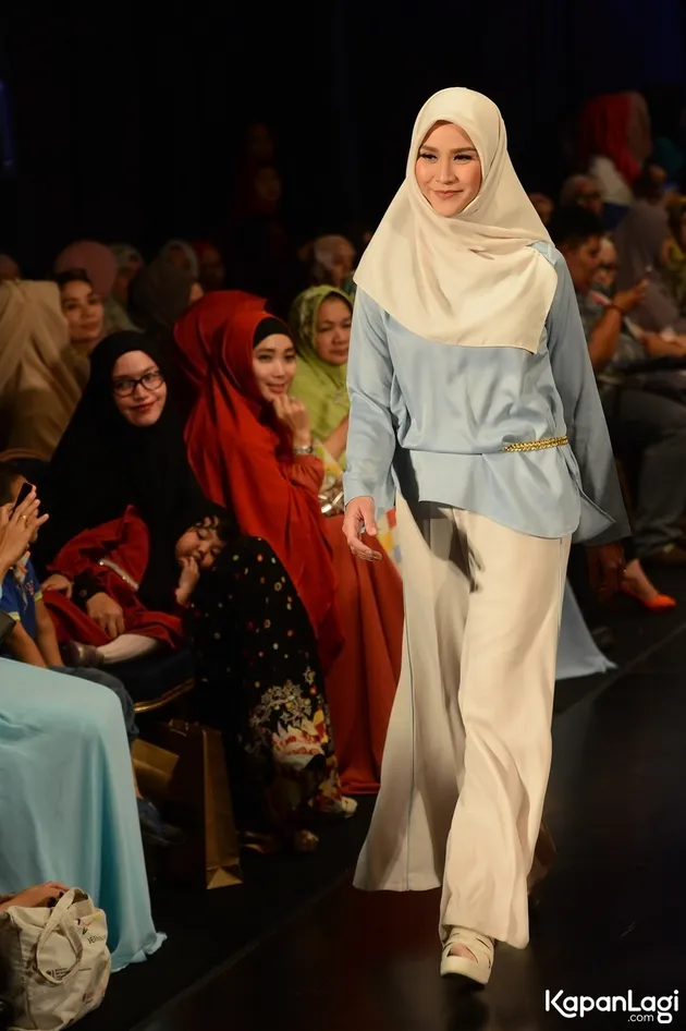 Parade Artis Cantik di Atas Catwalk IFW 2016, Marshanda Berhijab! - KapanLagi.com