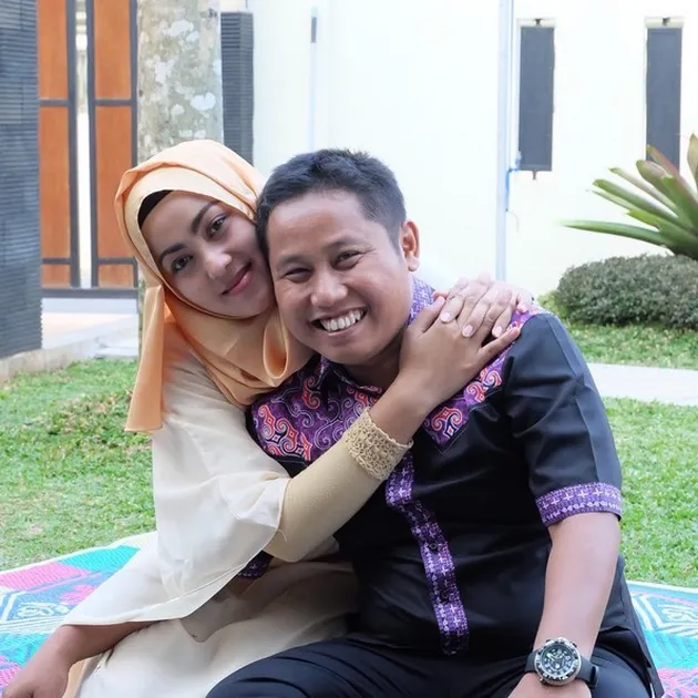 Peluk - Cium Mesra, Ini Foto Romantis Narji dan Istri Cantiknya ...