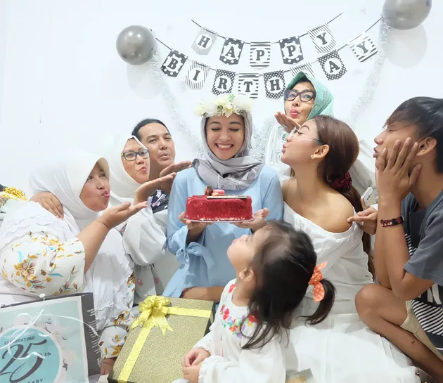 Perayaan Ultah ke-26 Poppy Bunga, Dapat Kejutan Manis Dari Suami ...