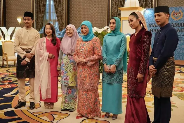 7 Potret Aisha Retno Tampil di Open House Idulfitri Istana Negara ...