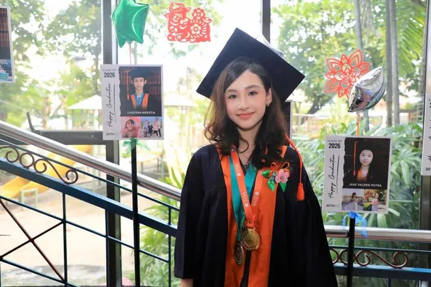 Potret Anak Arumi Bachsin Wisuda SD, Paras Cantik Curi Perhatian ...