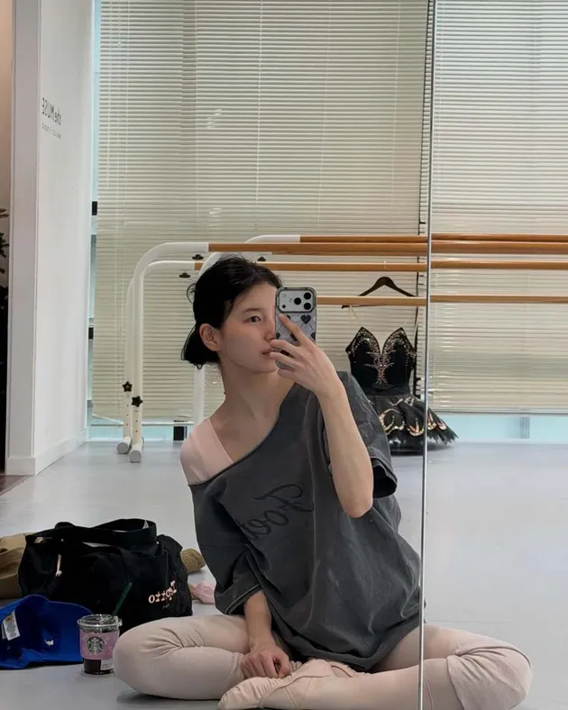 Portrait of Bae Suzy Doing Ballet Practice, Together with Park Se Wan ...