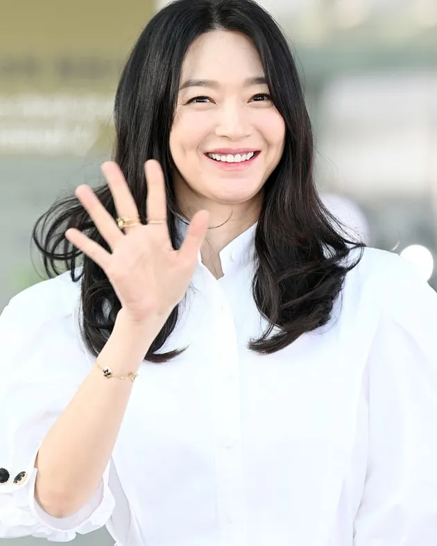Potret Cantik Shin Min Ah di Bandara International Incheon saat Mau ke ...