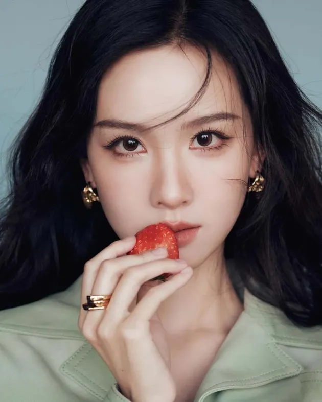 Portrait of Chen Duling with Loewe, Looking Beautiful with Elegant and ...