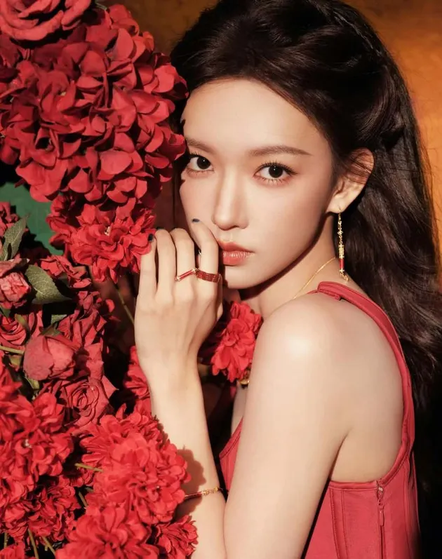 Potret Cheng Xiao Pakai Gaun Merah di Campaign Chow Tai Fook, Visualnya ...