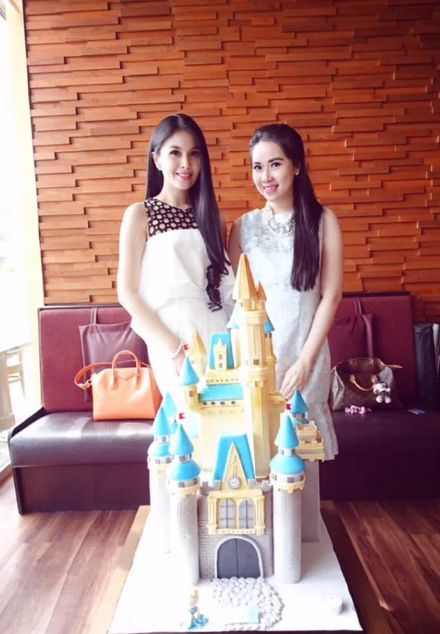 Potret Corryna Putri, Adik Tiri Sandra Dewi Yang Cantik Bersinar ... Potret Corryna Putri, Adik Tiri Sandra Dewi Yang Cantik Bersinar ...