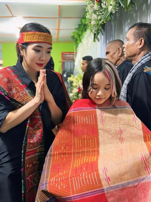 Potret Gisella Anastasia dan Gempi di Pemakaman Opung, Belajar Adat ...