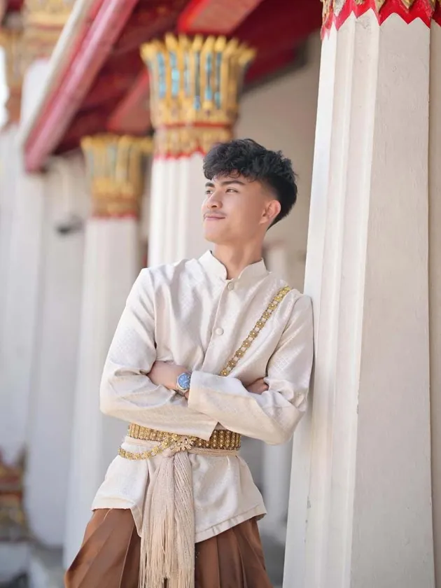 Portrait of Hanum Mega and Husband Appearing Local in Thai Clothes at ...