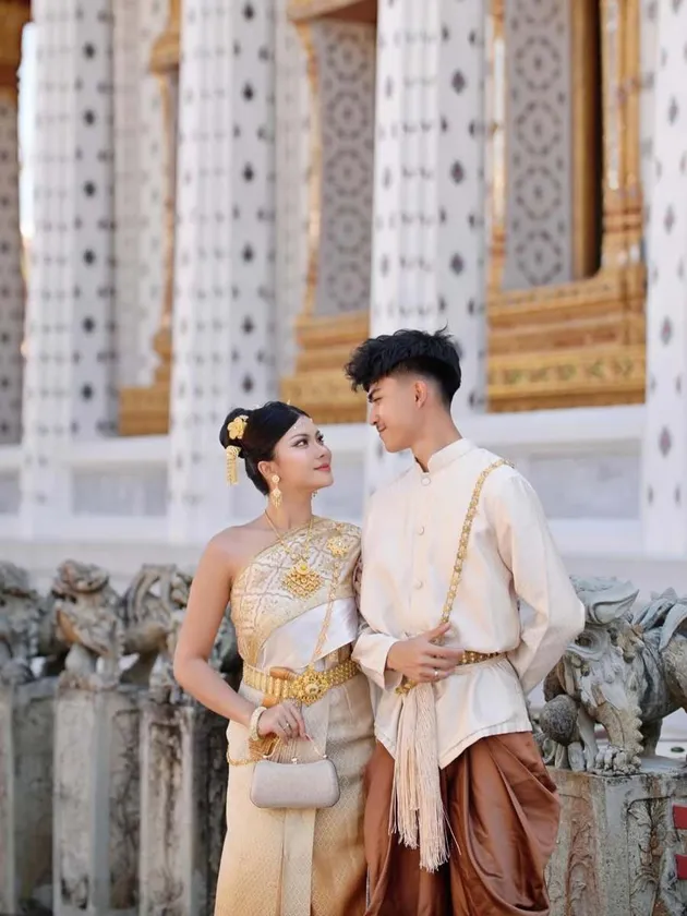 Potret Hanum Mega dan Suami Tampil Melokal Pakai Baju Thailand di Wat ...