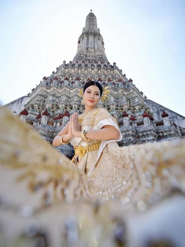 Portrait of Hanum Mega and Husband Appearing Local in Thai Clothes at ...
