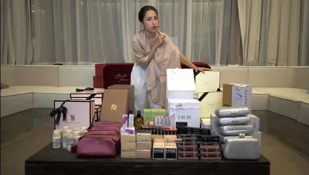 Potret Isi Suvenir Bridesmaid Proposal Jennifer Coppen, Dipenuhi Barang ...