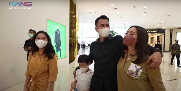 Raffi Ahmad's Surprised Expression When Nagita Slavina is Made Up to ...